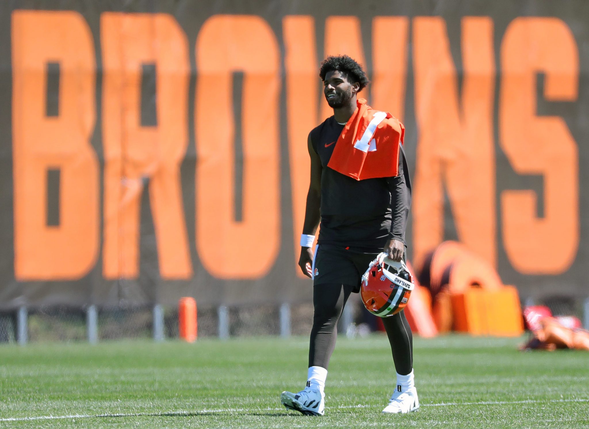 ‘Coach Forgot To Order His Suit’ — Fans Roast Shedeur Sanders’ Laid-Back Look at Travis Hunter’s ...