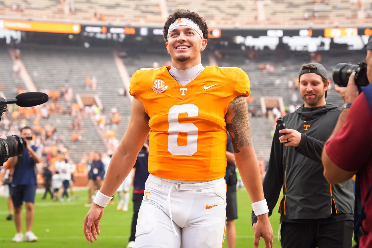 ICYMI: Tennessee QB Joey Aguilar’s GF Rylan Shares Love-Filled Kiss During Week 2 Win | College ...