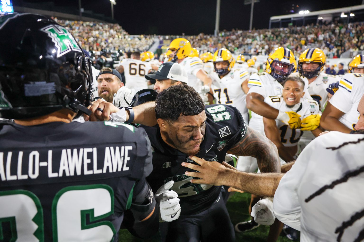 WATCH: Fight Breaks Out as Hawaii Overturn 21-Point Deficit to Beat ...