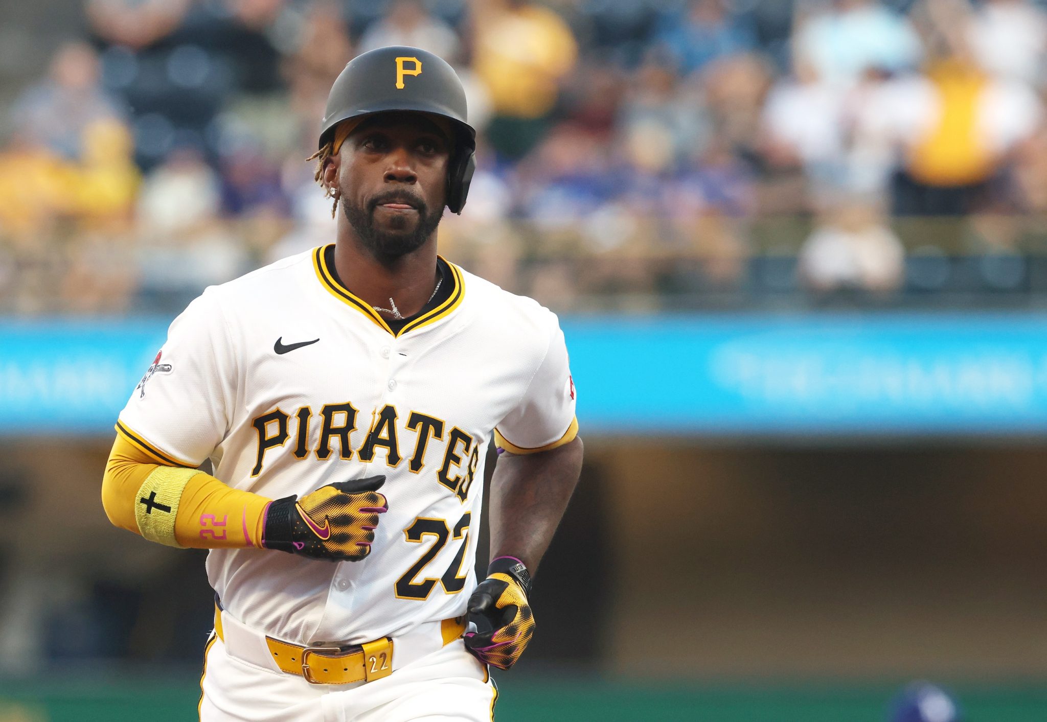 “It’s Time to Retire”: Fans Erupt As Andrew McCutchen Ditches Pirates ...