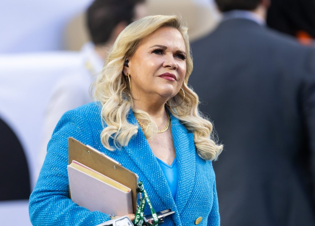 Why Is Holly Rowe Receiving Massive Backlash From WNBA Fans? ESPN ...