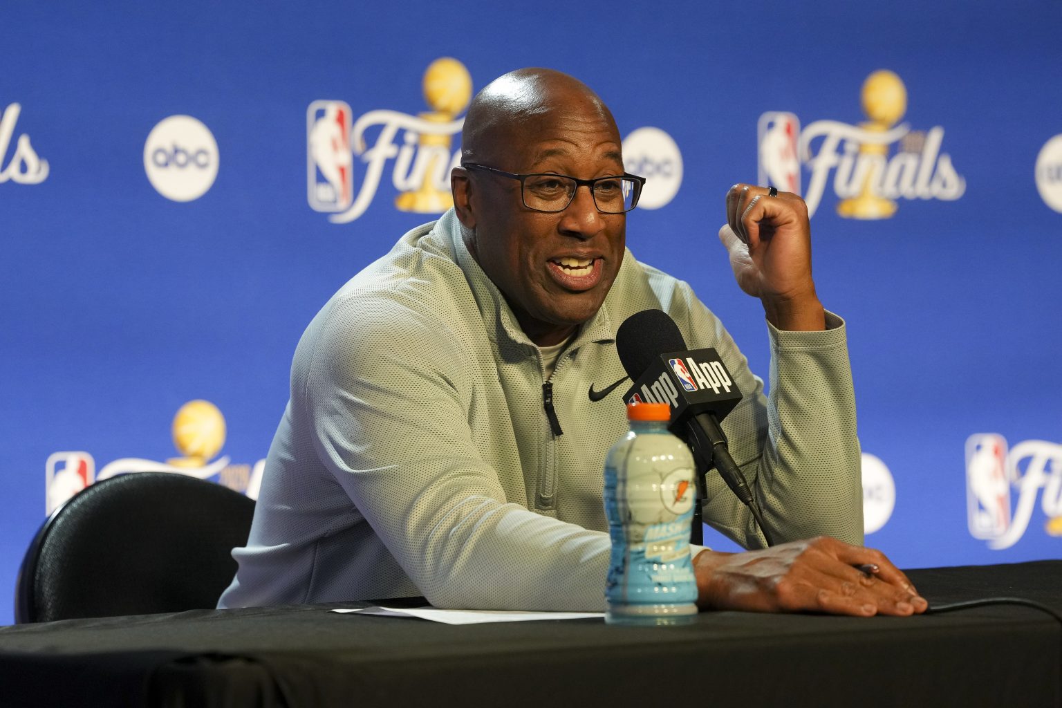 Ben Stiller Reacts in Five Words to Knicks Coach Mike Brown Geeking Out ...